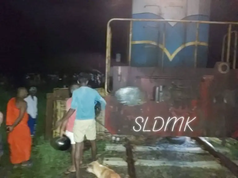 Rajarata Rejini Train Hits a Lorry